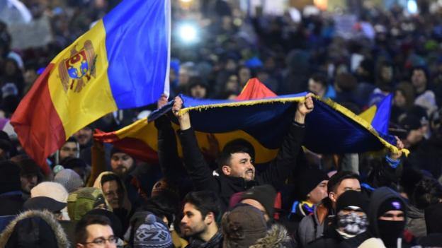 Romania to withdraw corruption decree after mass protests - BBC News