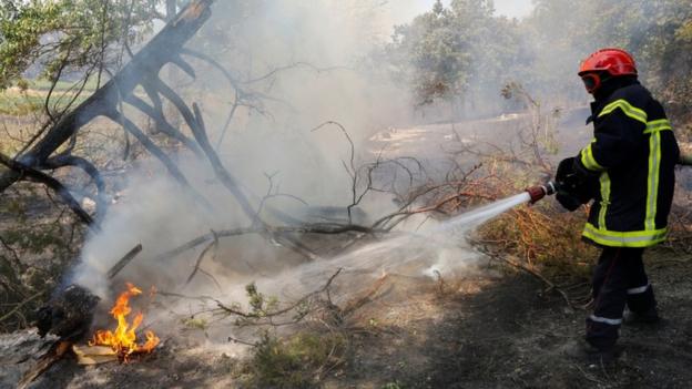 France wildfire: Thousands evacuated as blaze rages near Riviera - BBC News