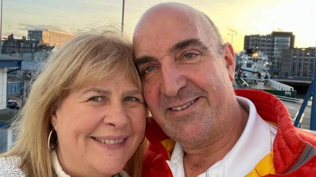 Man's bond with orphaned otter becomes a movie hit - BBC News