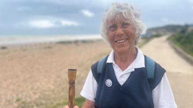 Rustington woman, 89, completes 90-mile walk along Sussex coast - BBC News