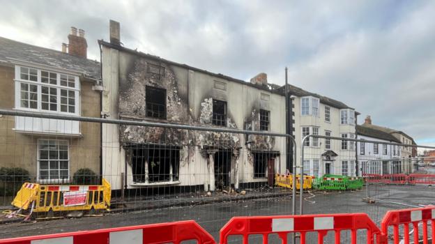 Devizes residents raise more than £7k after fire hits kebab shop - BBC News