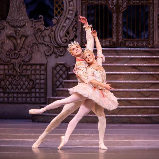Royal Ballet dancer returns to Airdrie in 'thank you' to town - BBC News