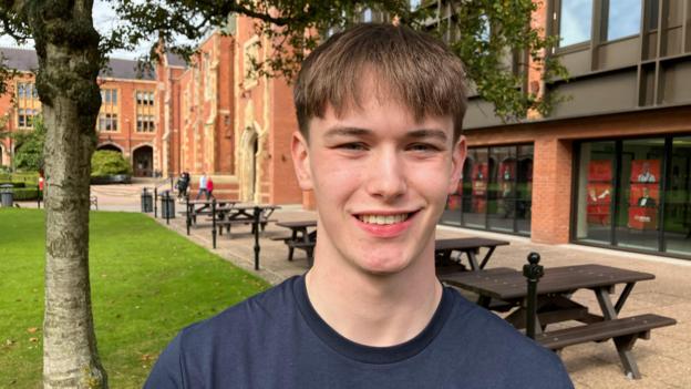 NI Voting: 17 year-olds want the voting age to be lowered to 16 - BBC News