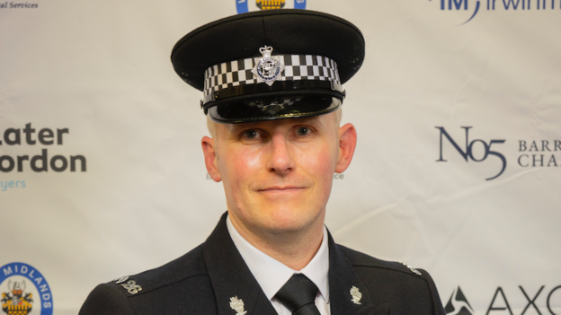 Officers get award for saving Wolverhampton stab victim's life - BBC News