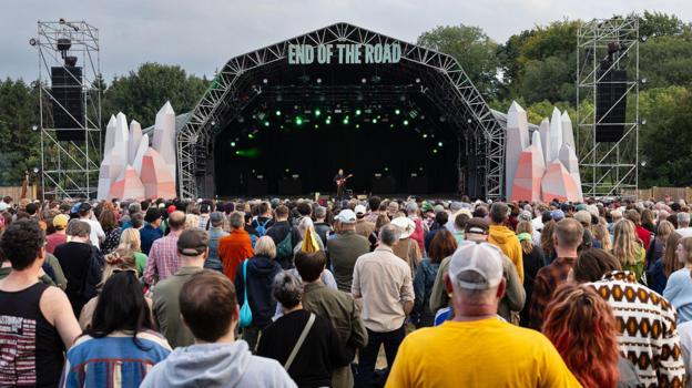 Dorset: Sell-out crowd attends End Of The Road Festival - BBC News