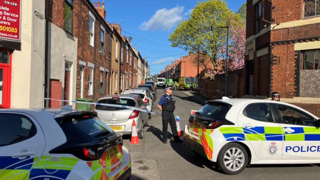 Worksop explosion: Probe continues after man dies in blast - BBC News