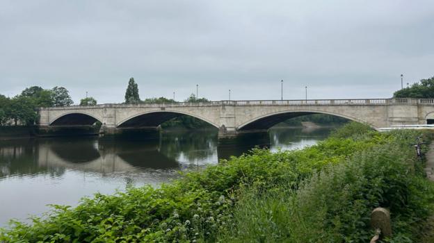 Twenty of London's most famous bridges, from Tower to Twickenham - BBC News