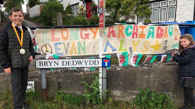Welsh language: Investment sees 4,000 children speaking fluently - BBC News