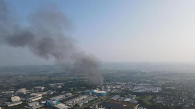 Crews tackle huge Redruth Cardrew Industrial Estate fire - BBC News