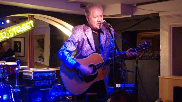 Singer-songwriter Peter Sarstedt dies aged 75 - BBC News