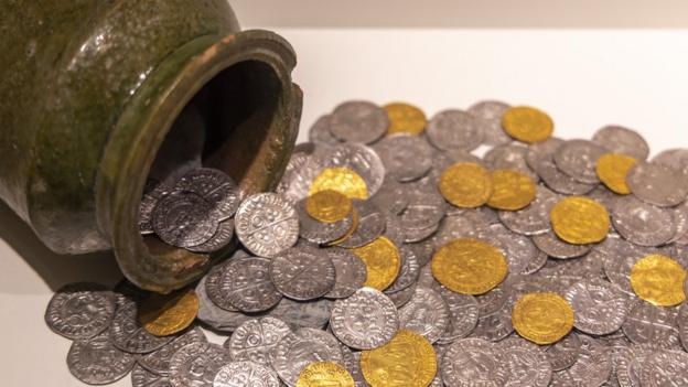 Arrests made after treasure hoard found in Herefordshire - BBC News