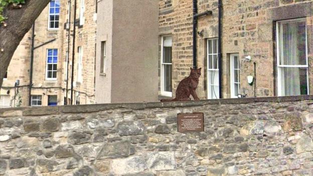 Plans for memorial statue of Hugo the celebrity West End cat - BBC News