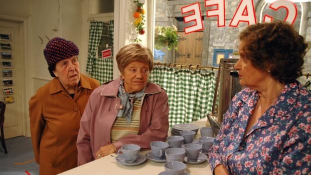 Coronation Street actress Barbara Young dies in Cambridge aged 92 - BBC ...