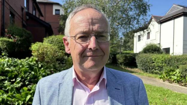 Rhai'n anhapus â chabinet newydd Cyngor Gwynedd - BBC Cymru Fyw