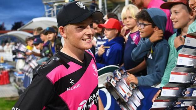 Thomas Rew: England Under-19s captain signs Somerset contract - BBC Sport