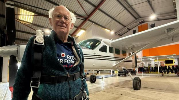 Eaglescliffe RAF veteran, 90, jumps out of plane for birthday - BBC News