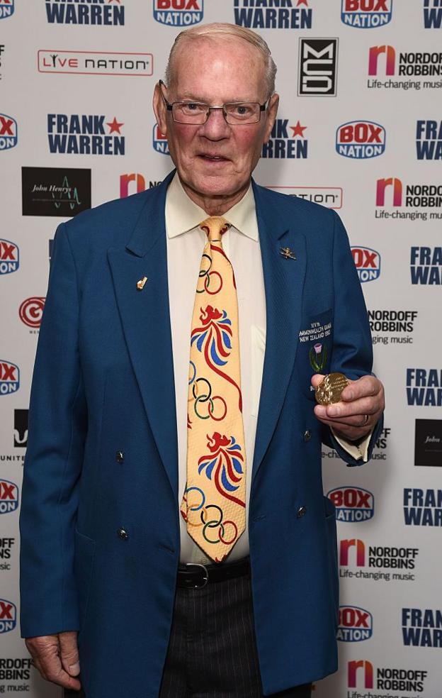 Tributes paid to Dundee boxing legend Dick McTaggart - BBC News
