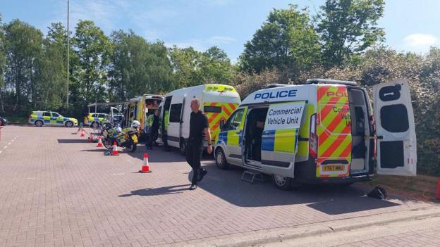 Police carry out spot checks to ensure HGV safety - BBC News