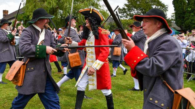 In pictures: Thousands turn out to annual Scarva Sham Fight - BBC News