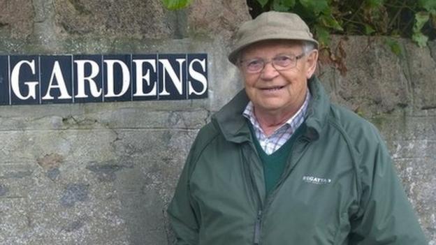 Television's Beechgrove Garden presenter Jim McColl dies - BBC News