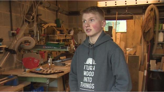 Makenzy Beard, 15, of Swansea, has solo art show in Cardiff - BBC News