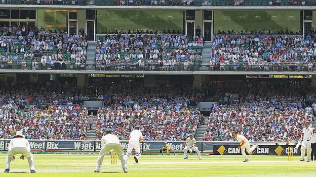 Mega crowds: Five enormous sporting attendances! - BBC Newsround