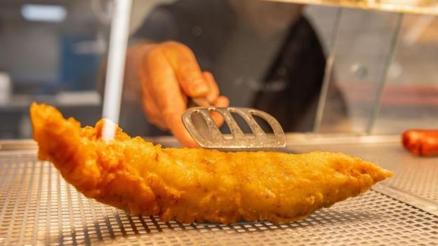 Stonehouse chippy apologises for prices as fish costs surge - BBC News