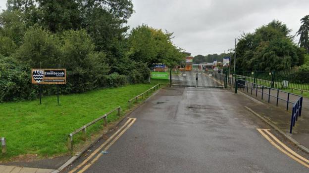 Thousands sign petition calling for new Wokingham sixth form - BBC News