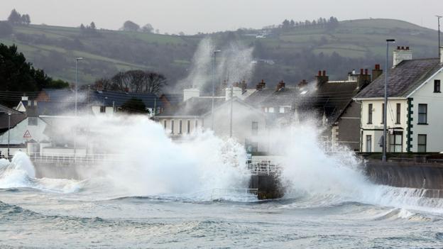 Danger to life during red wind warning as Storm Éowyn approaches ...
