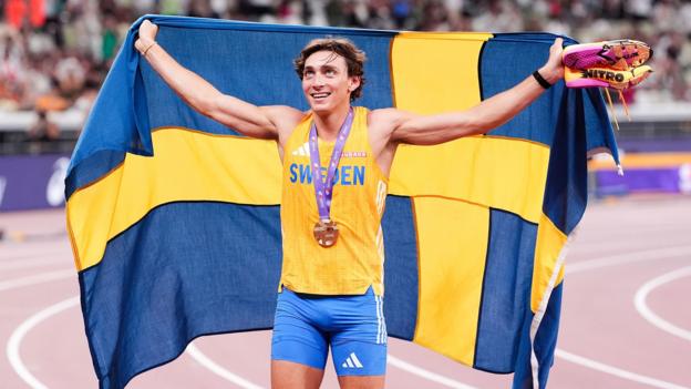 World Athletic Championships: Swedish pole vaulter's world record - BBC ...
