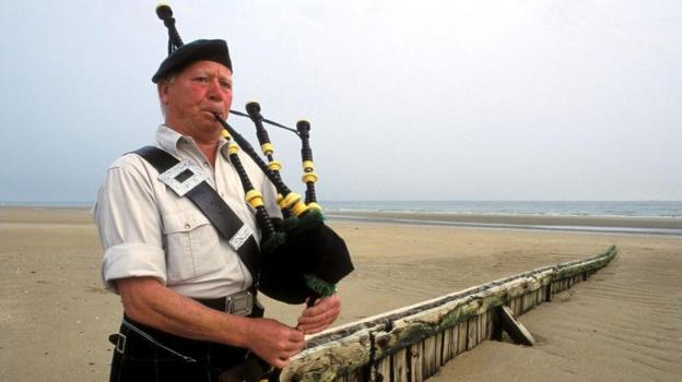 How bagpipes saved a Glasgow piper's great-grandfather - BBC News