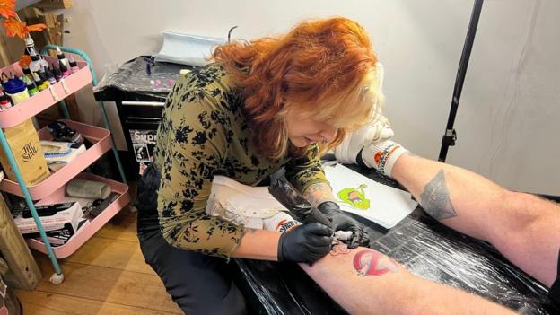 Hull recruiter says companies should chill over tattoos - BBC News