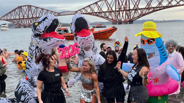 Hundreds brave freezing Firth of Forth in 2026 Loony Dook plunge - BBC News