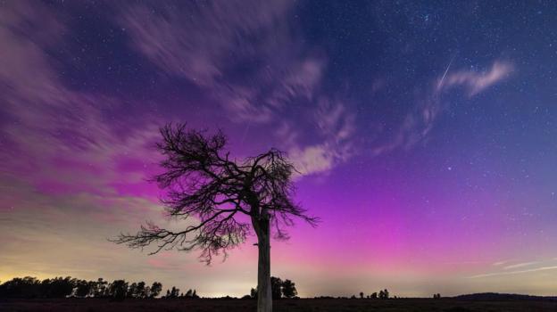 Perseid meteor shower pictured over Stonehenge - BBC News