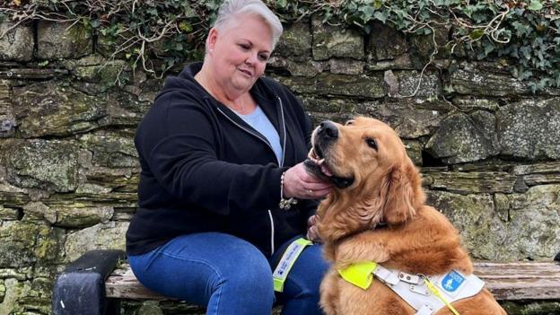 Puppy travels from Japan to become guide dog in Worcestershire - BBC News