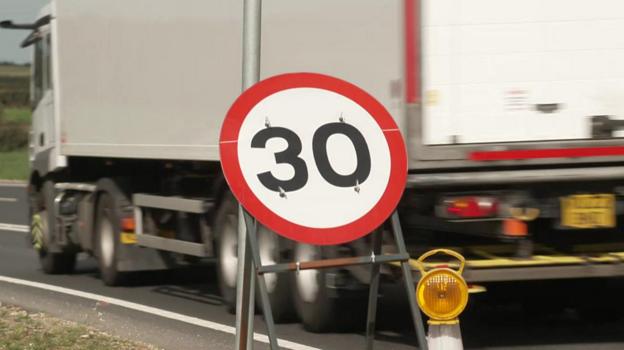 Temporary 30mph speed limit lifted on Cornwall link road - BBC News