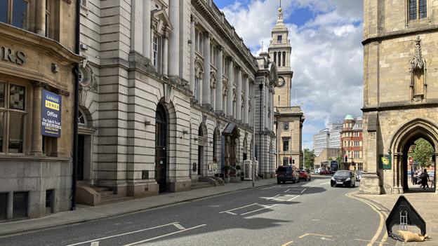 20mph zone approved for Hull's Old Town to make Lowgate safer - BBC News