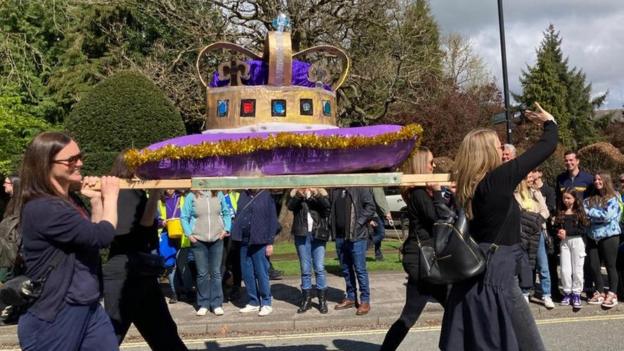 Coronation-themed Ilkley Carnival brings out record crowd - BBC News