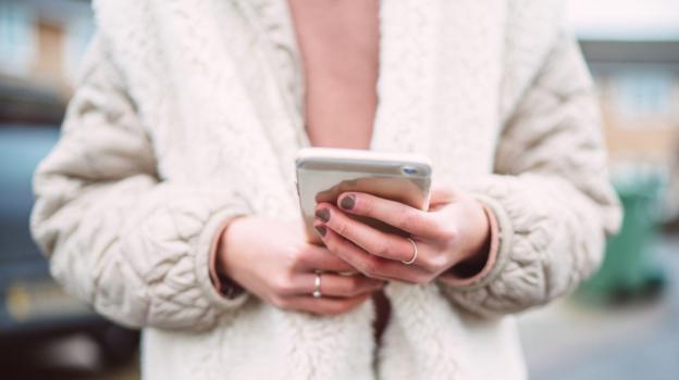 Facebook and Instagram to get £2.99 UK subscription to stop ads - BBC News