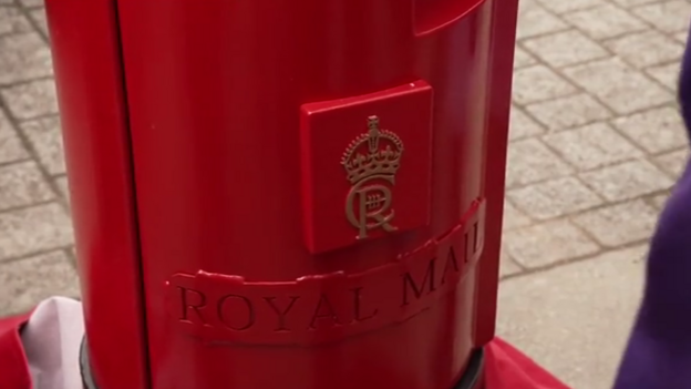 Royal Mail trials new solar-powered parcel postboxes - BBC News