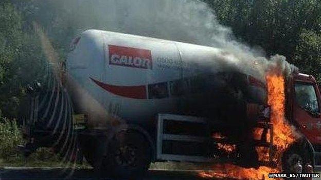 Propane tanker fire shuts M56 motorway near Chester - BBC News