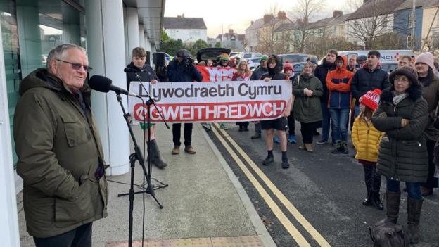 Welsh: Radical shift needed to protect the language - report - BBC News