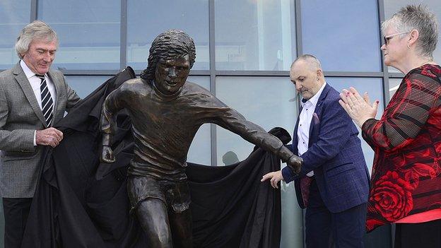 Statue unveiled to honour George Best at Windsor Park - BBC Sport