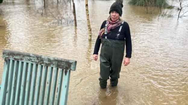 Sussex: Heavy rain and floods cause disruption across the county - BBC News