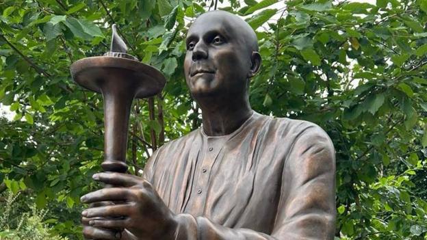 Cerflun heddwch yn cael ei ddadorchuddio yng Nghricieth - BBC Cymru Fyw