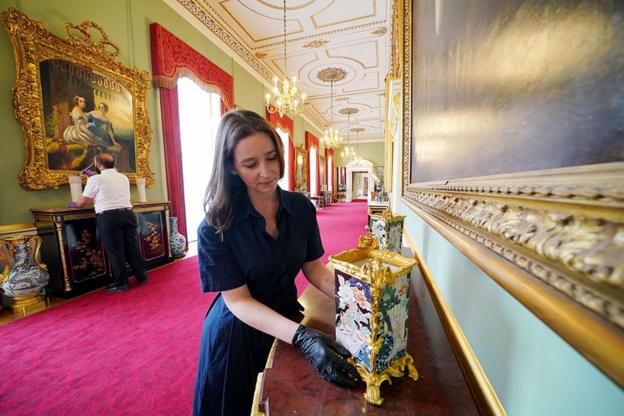 First peek at renovated room behind Buckingham Palace balcony - BBC News