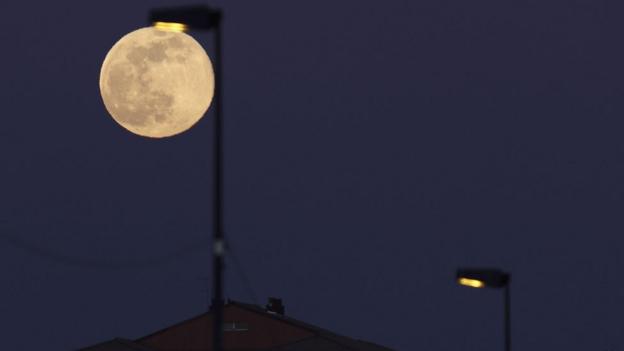 Full Snow Moon: What is a Full Snow Moon? - BBC Newsround