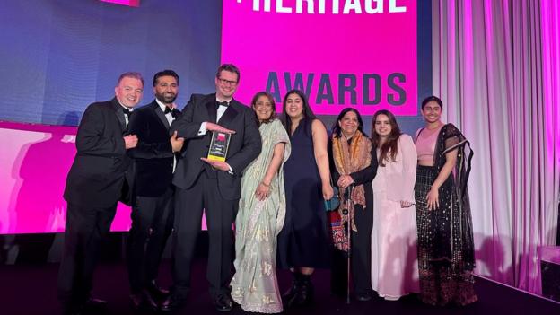 Leicester Ugandan Asian exhibition wins national award - BBC News