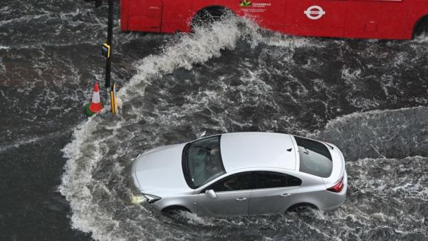 Extreme weather: What causes flash flooding? - BBC News