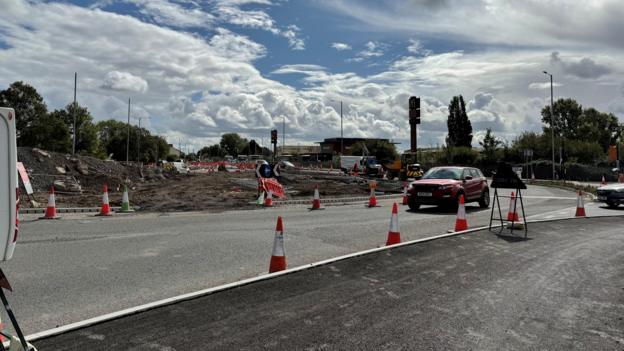 Overnight closures at Dunball roundabout in Bridgwater begin - BBC News